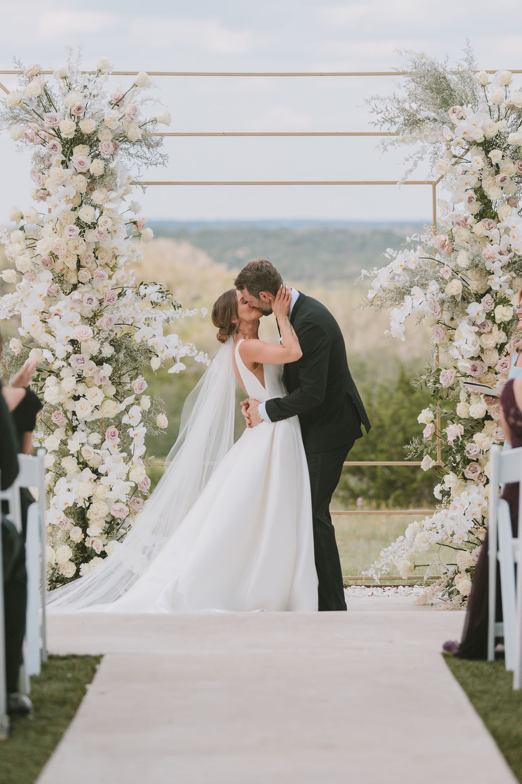 Mae's Ridge: Modern Farmhouse Wedding Venue - biancanichole.com