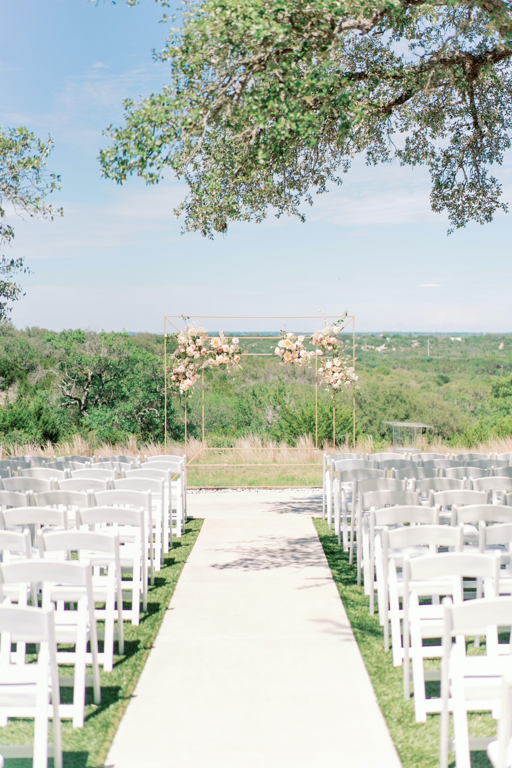 Mae's Ridge: Modern Farmhouse Wedding Venue - biancanichole.com