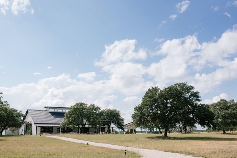 Mae's Ridge: Modern Farmhouse Wedding Venue - biancanichole.com