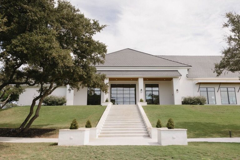 Modern White Wedding In Austin Texas - biancanichole.com