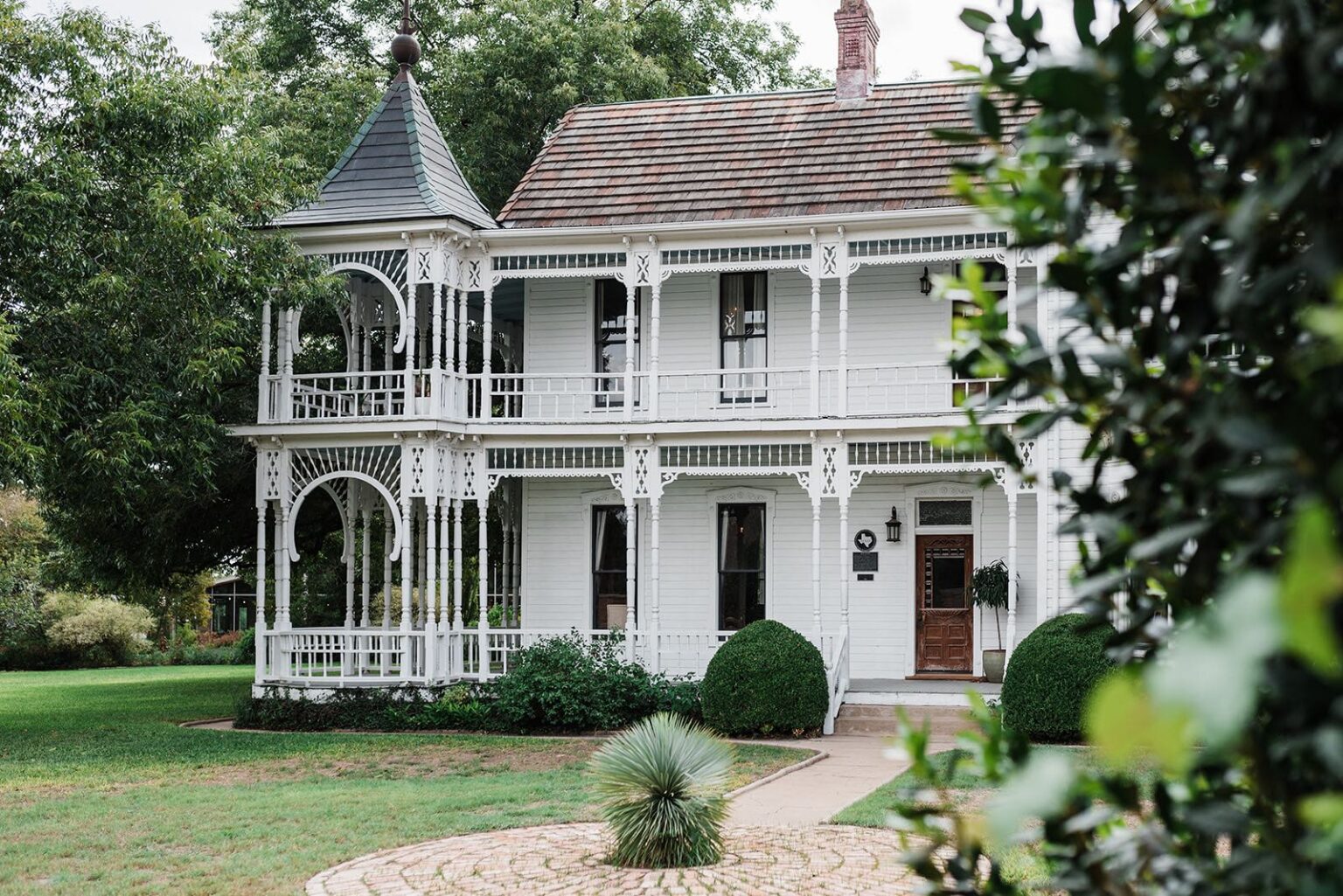 Colorful Fall Wedding at Barr Mansion - biancanichole.com